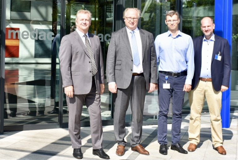 Niclas Herbst zu Besuch bei medac in Wedel | Uwe Voss